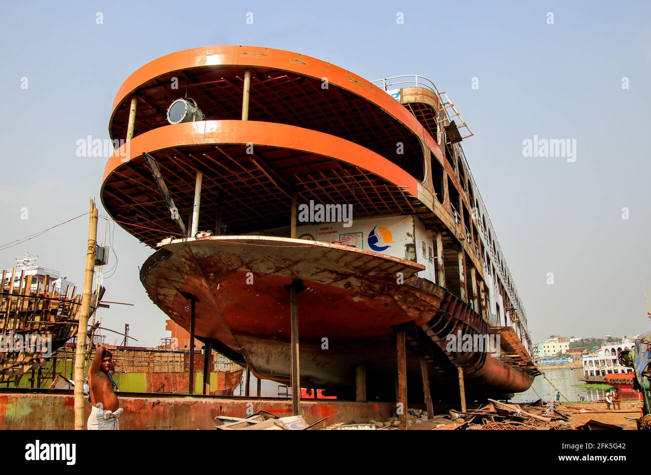 Dhaka, Bangladesh : Ship Builting & Busy dockyard next to the Buriganga ...