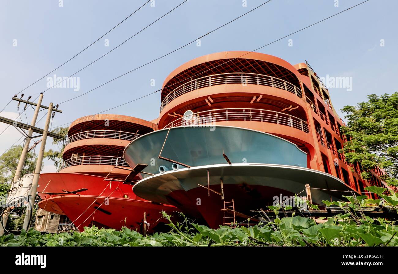 Dhaka, Bangladesh : Ship Builting & Busy dockyard next to the Buriganga ...