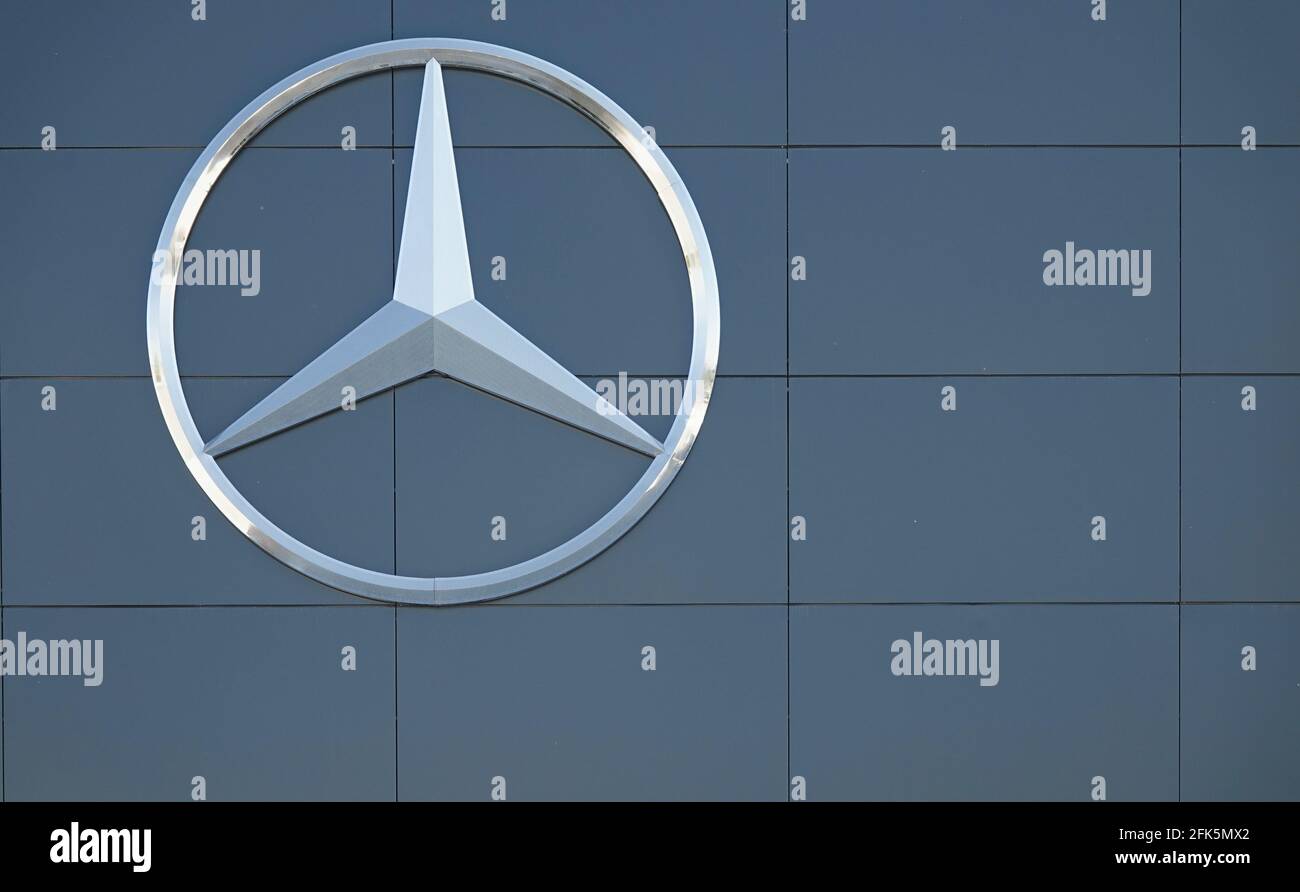 Mercedes logo hi-res stock photography and images - Alamy