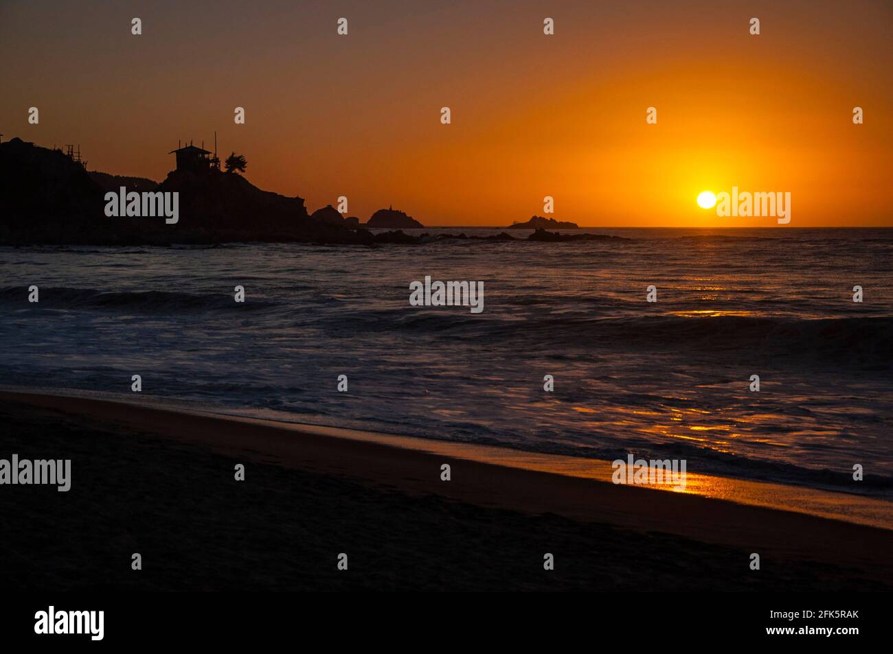 Sunset on the beaches of Las Cujas, Valparaíso, Chile Stock Photo - Alamy