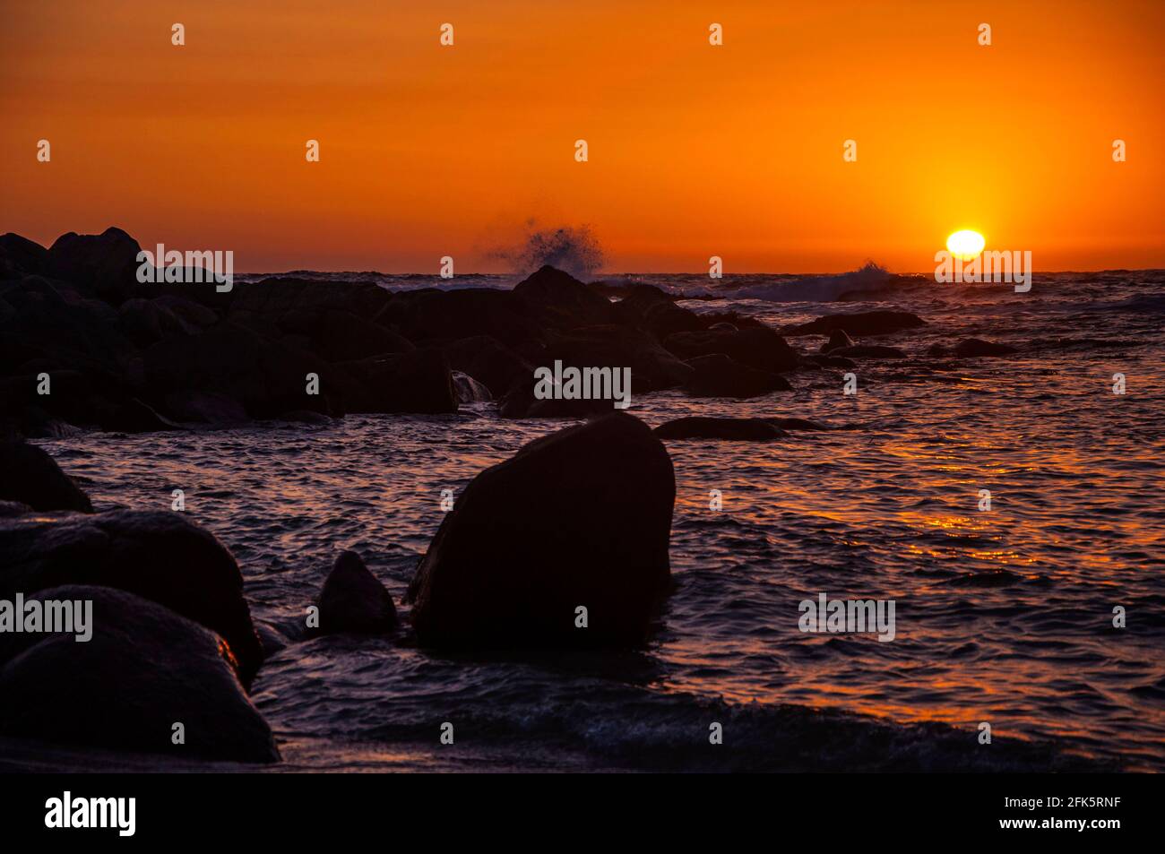 Sunset on the beaches of Las Cujas, Valparaíso, Chile Stock Photo - Alamy