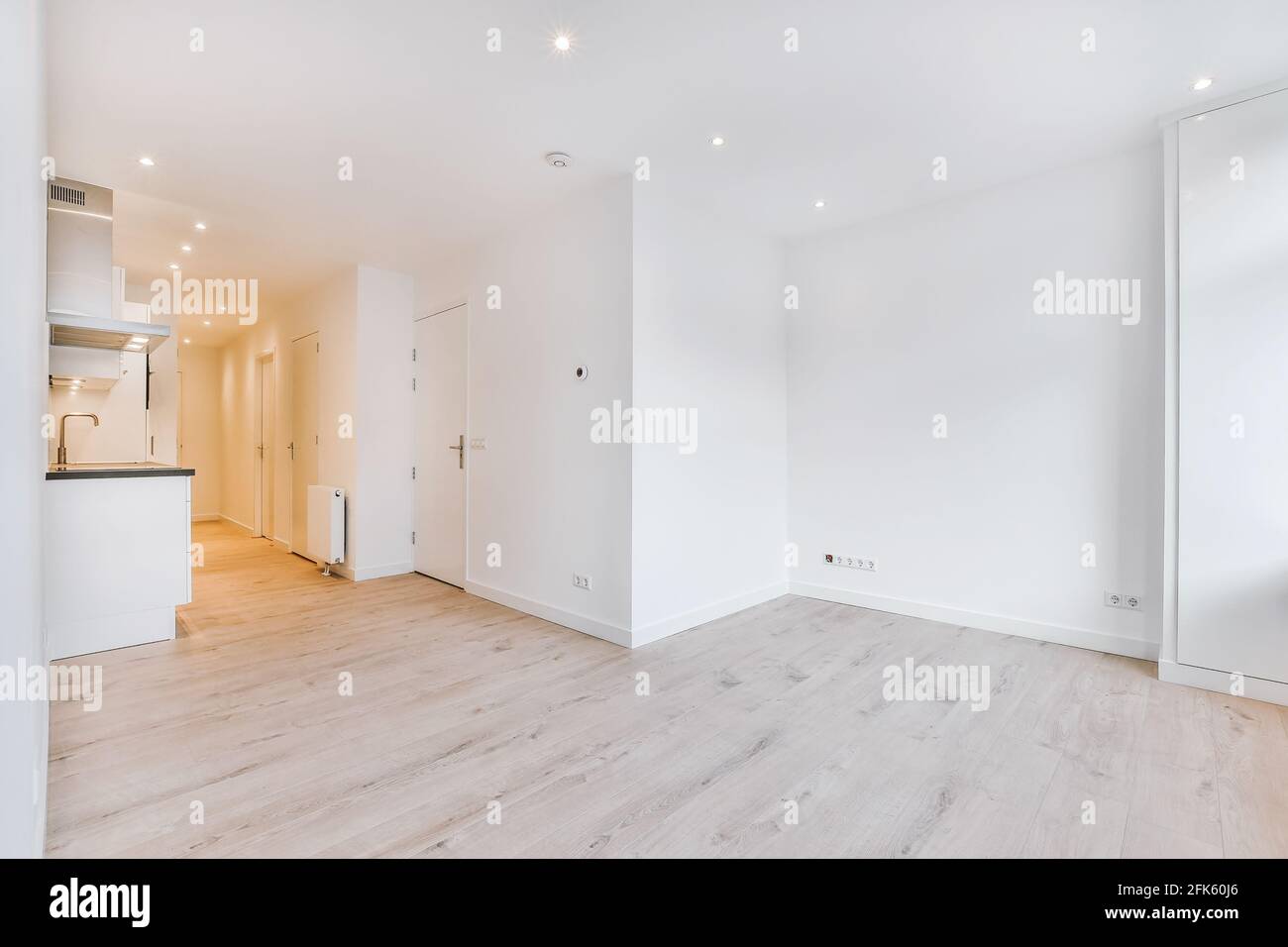 Spacious empty room in new flat Stock Photo - Alamy