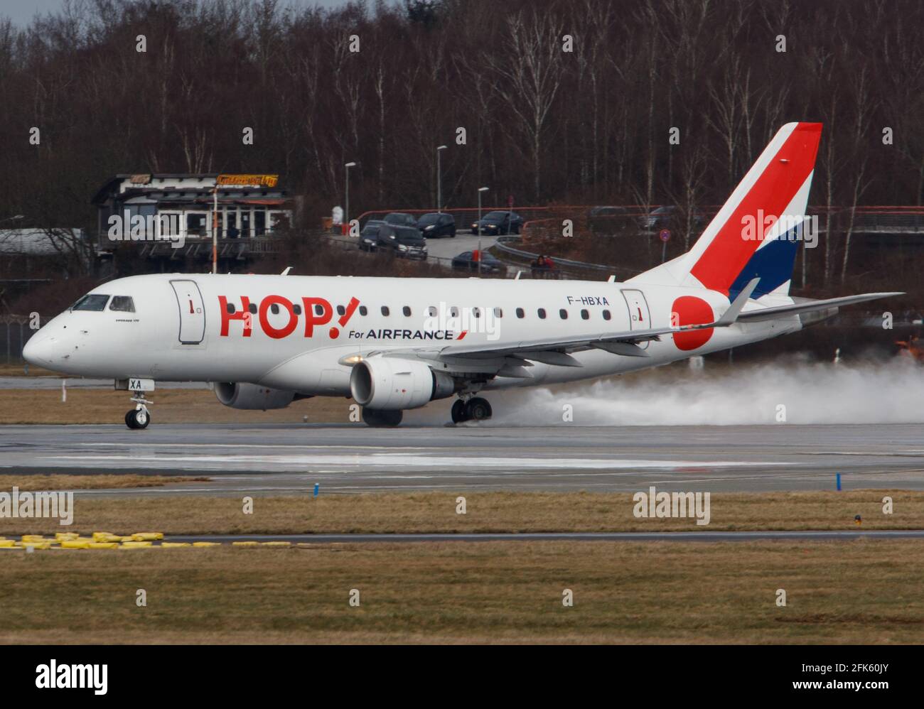 Embraer e170std hi-res stock photography and images - Alamy