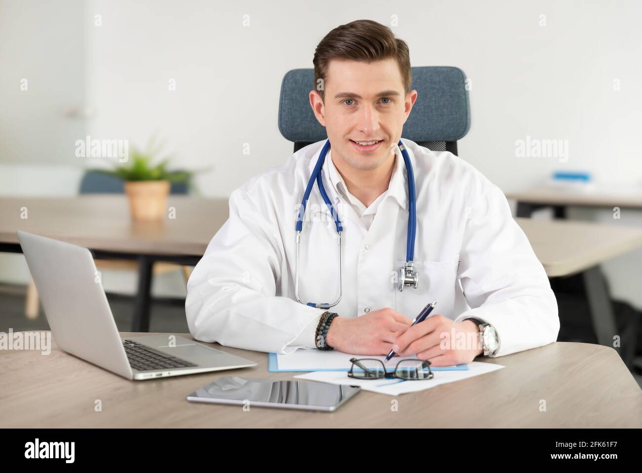 Doctor office prescription hi-res stock photography and images - Alamy