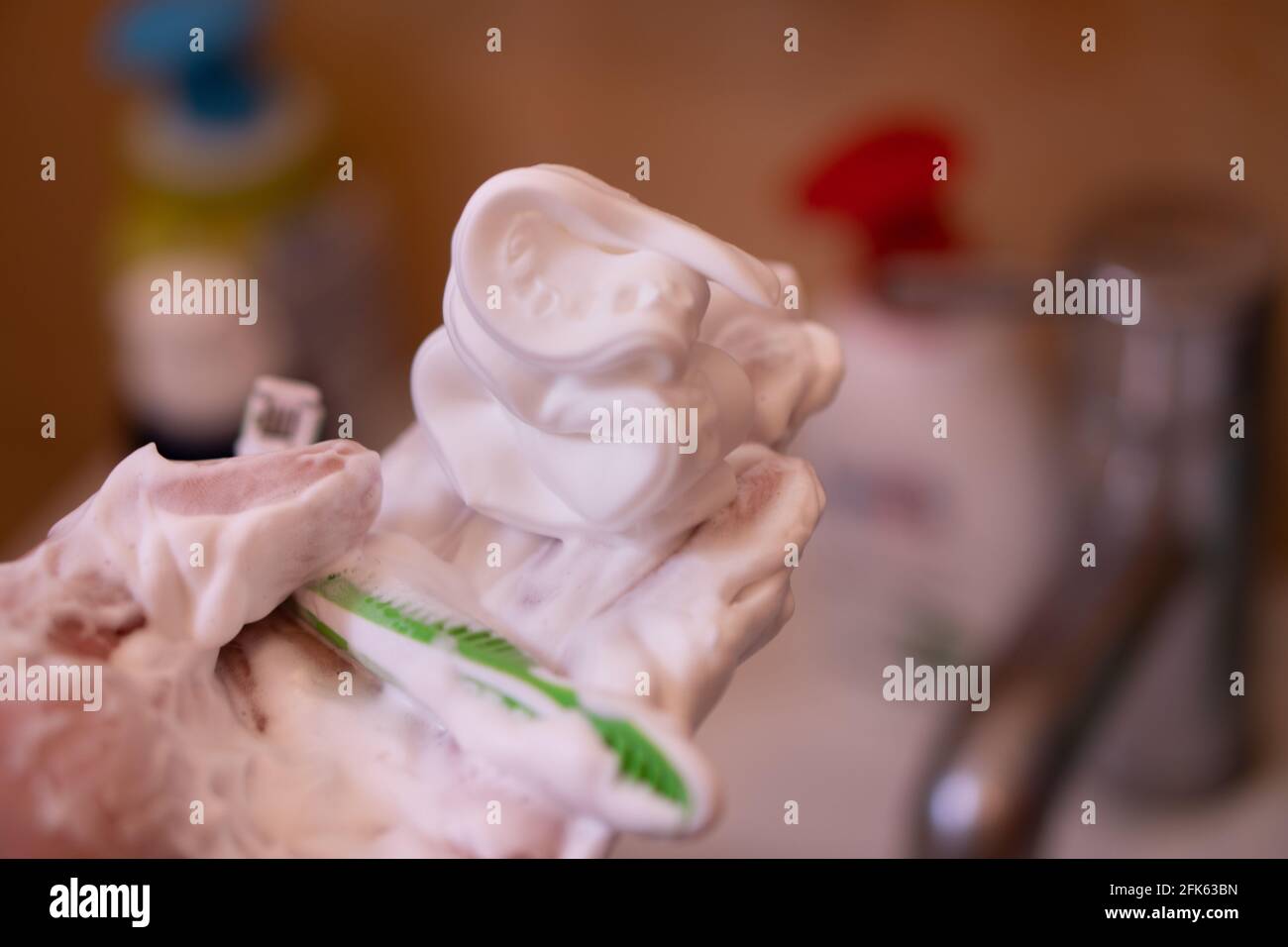 Hand holding razor blade and shaving foam Stock Photo - Alamy