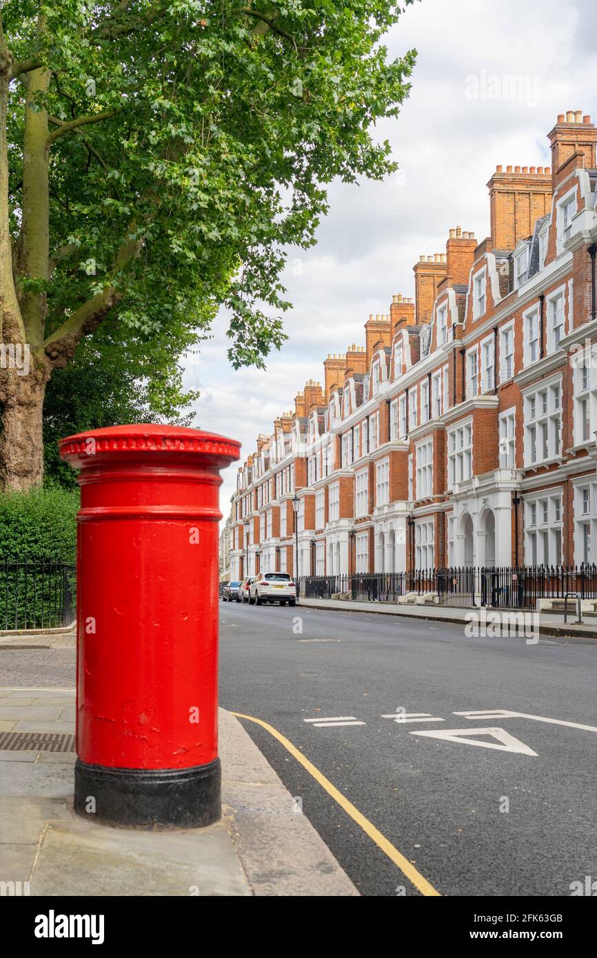 Street scene post box uk hi-res stock photography and images - Alamy