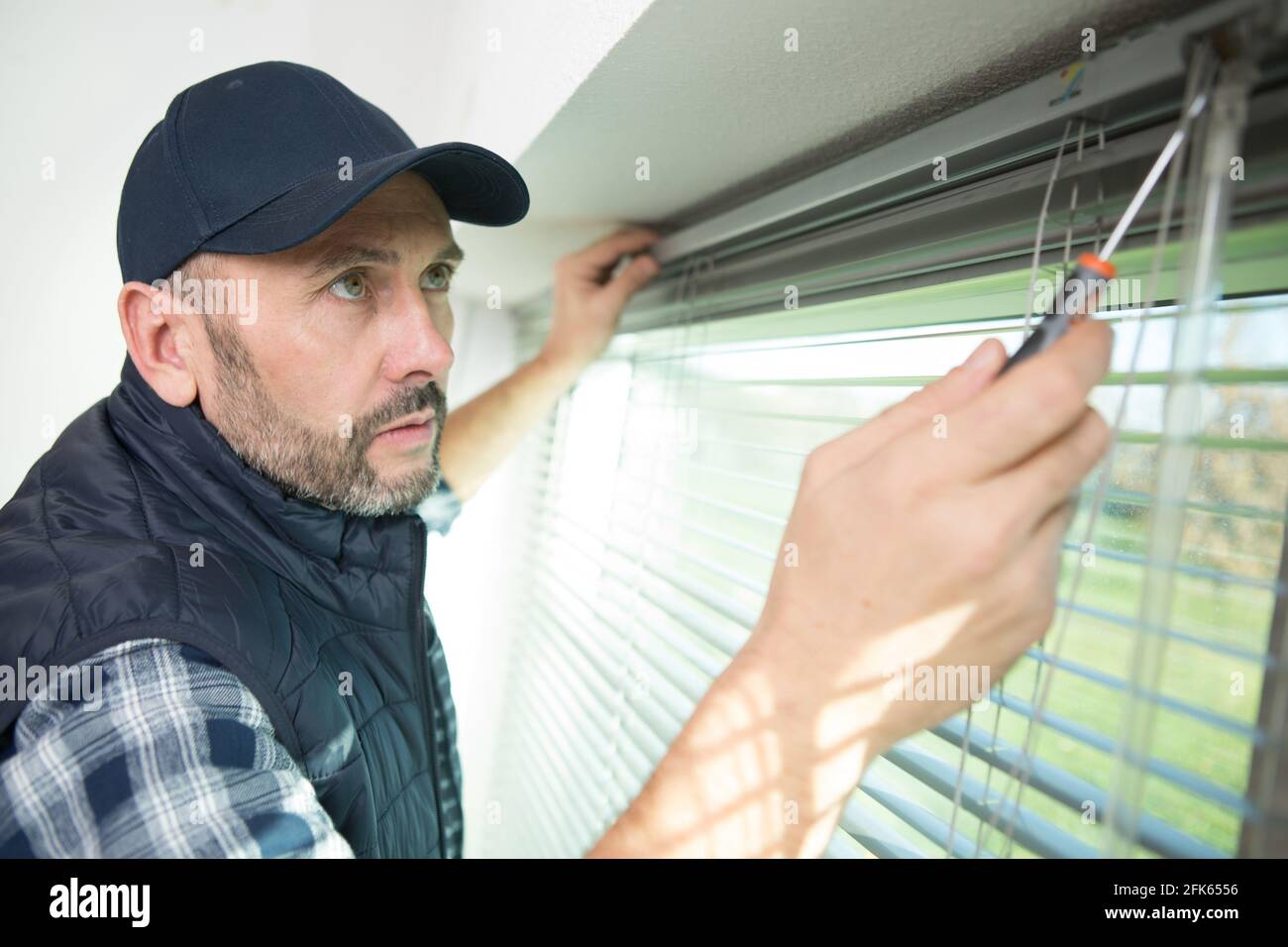 Installing window blinds hi-res stock photography and images - Alamy