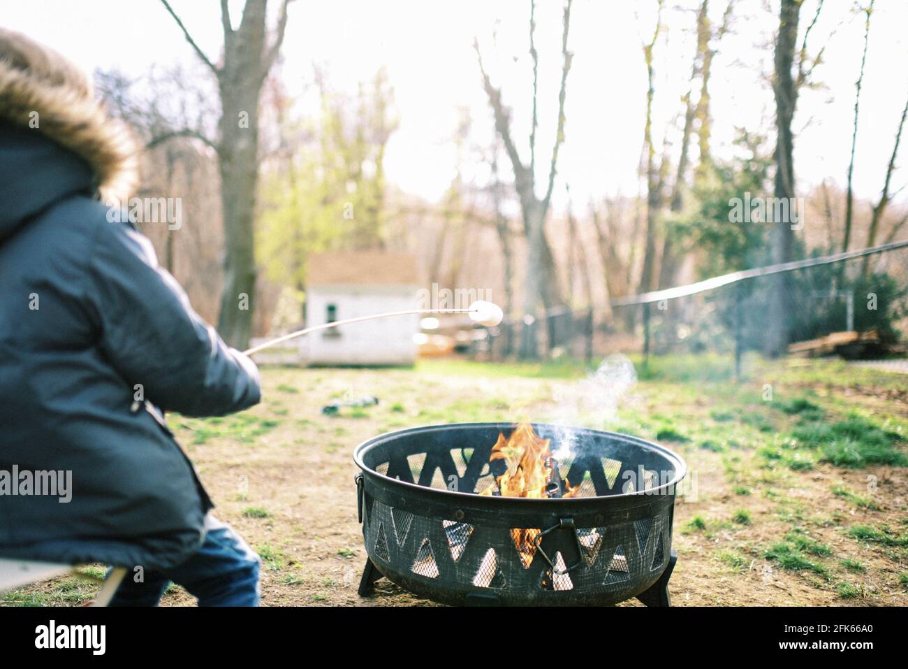 Kids sitting by a fire hi-res stock photography and images - Alamy