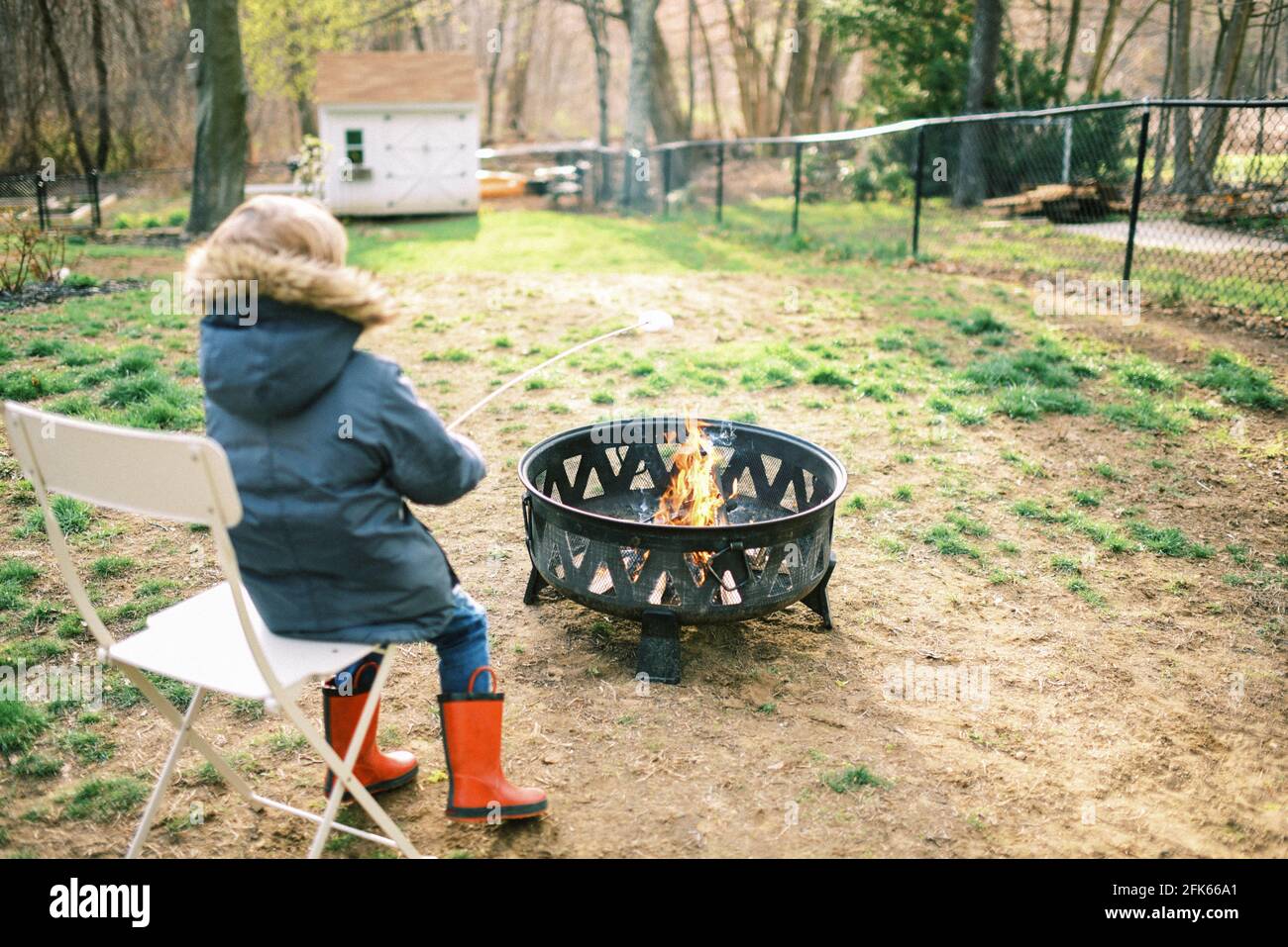 Kids sitting by a fire hi-res stock photography and images - Alamy