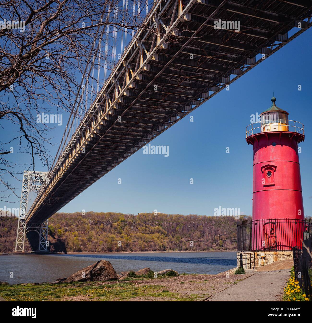 Red bridge over river hi-res stock photography and images - Alamy
