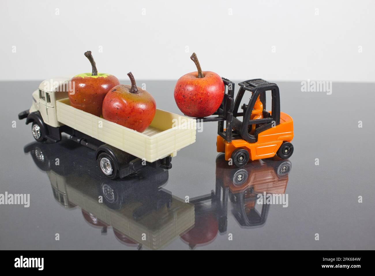 Truck unloading fruits hi-res stock photography and images - Alamy