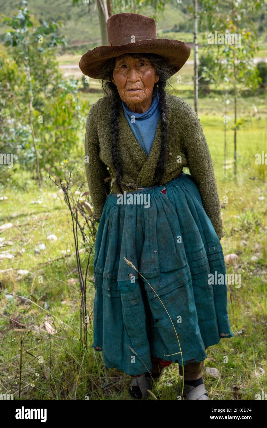 Andean women in traditional dress Stock Photo - Alamy