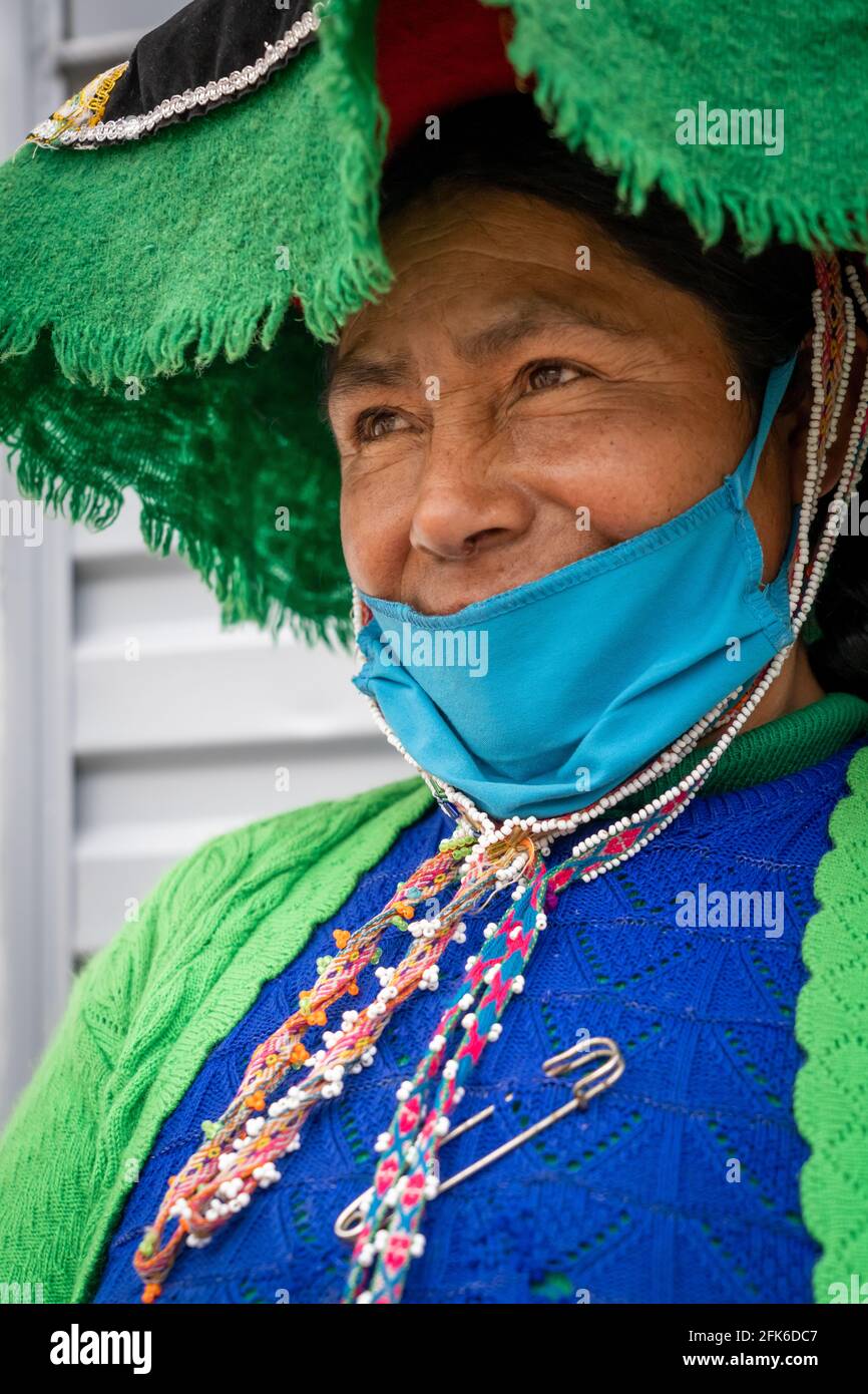Andean women in traditional dress Stock Photo - Alamy