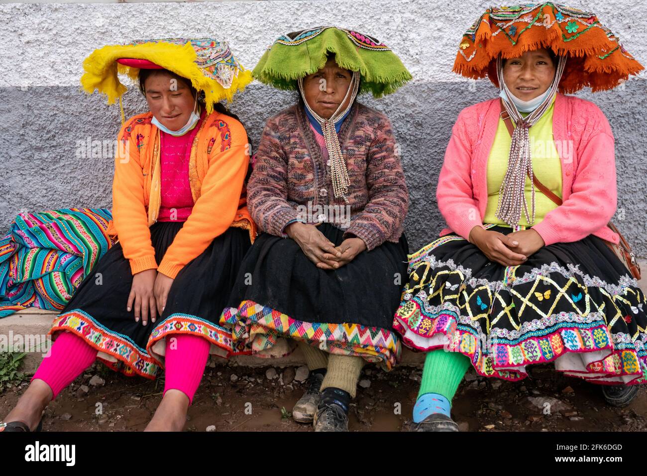 Andean women in traditional dress Stock Photo - Alamy
