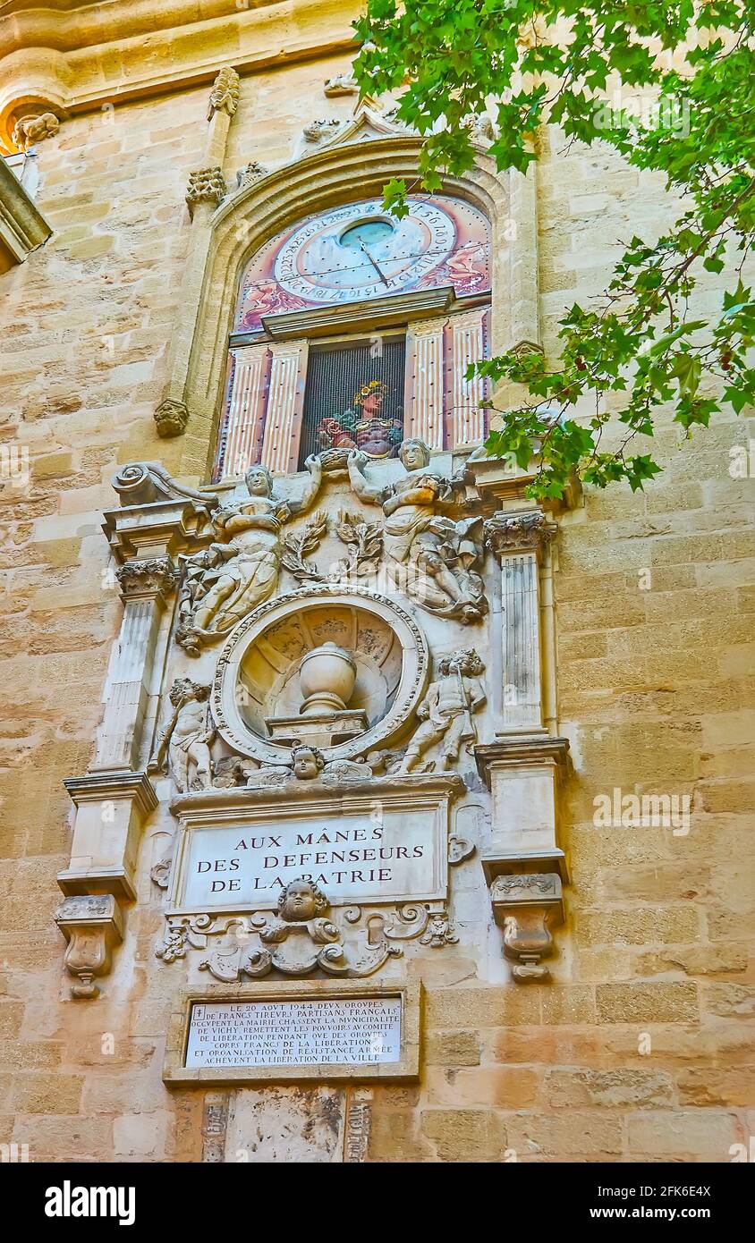 The stunning medieval astronomical clock of the Aix-en-Provence Clock ...