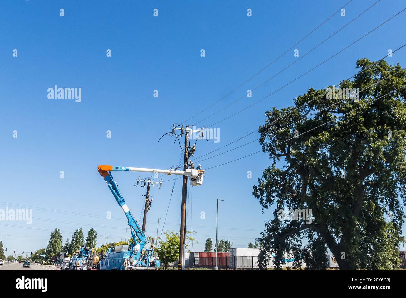 A Pacific Gas and Electric Crew install a new electrical riser on a ...