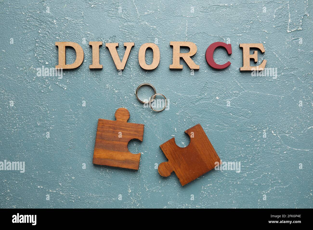 Word DIVORCE with rings and puzzles on color background Stock Photo - Alamy