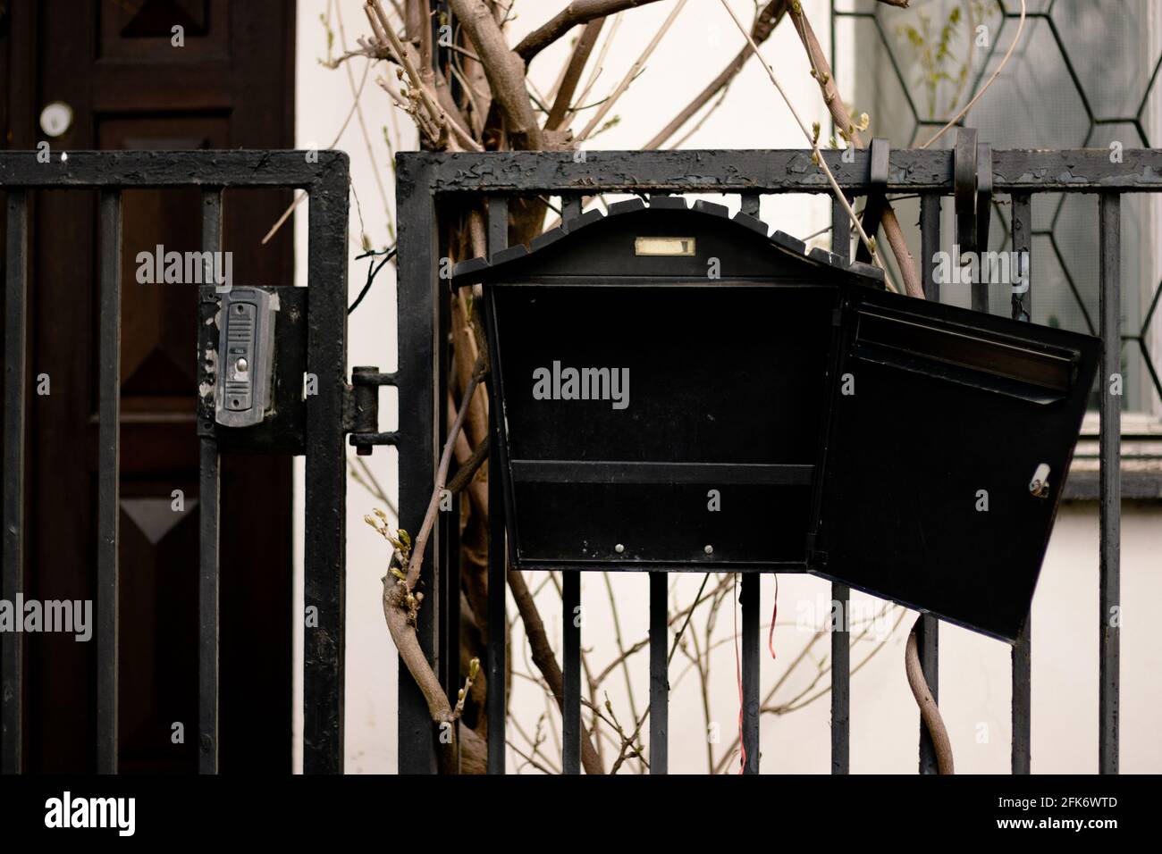 Abandoned mailbox hi-res stock photography and images - Alamy