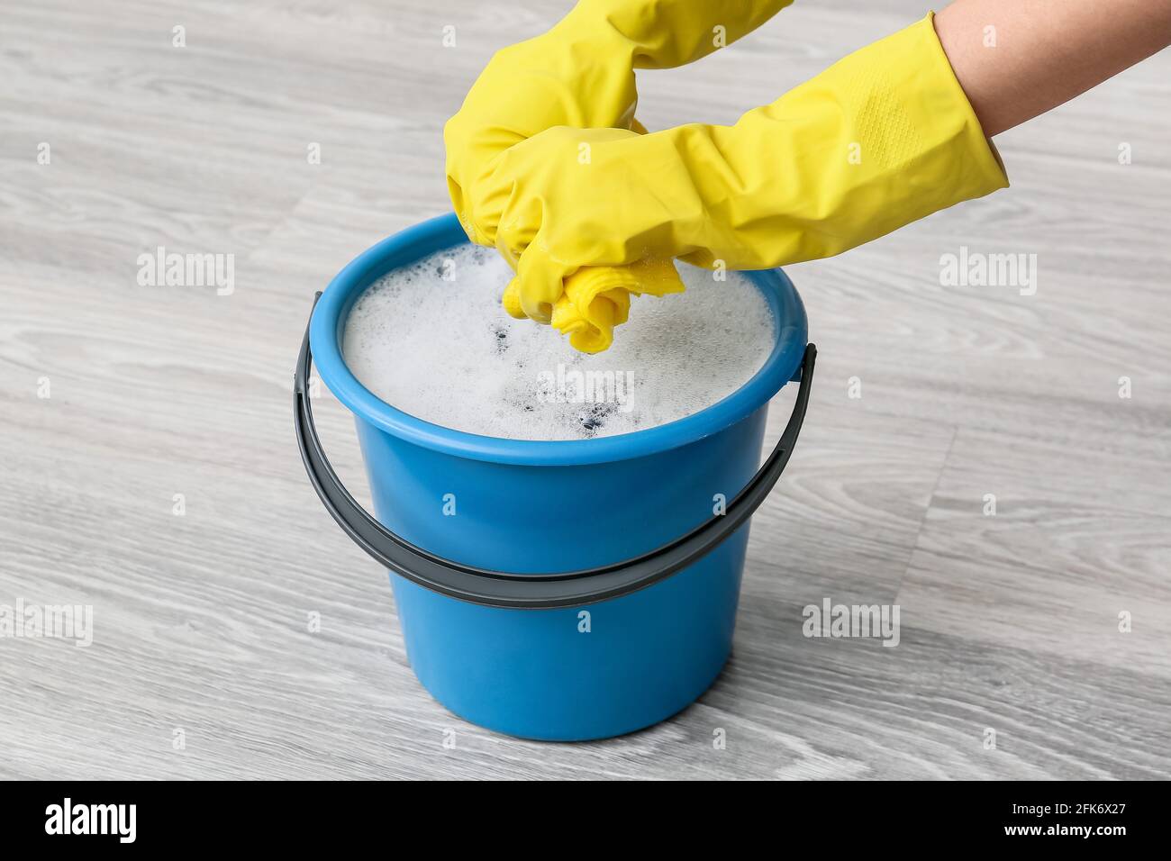 Squeezing sponge hi-res stock photography and images - Alamy