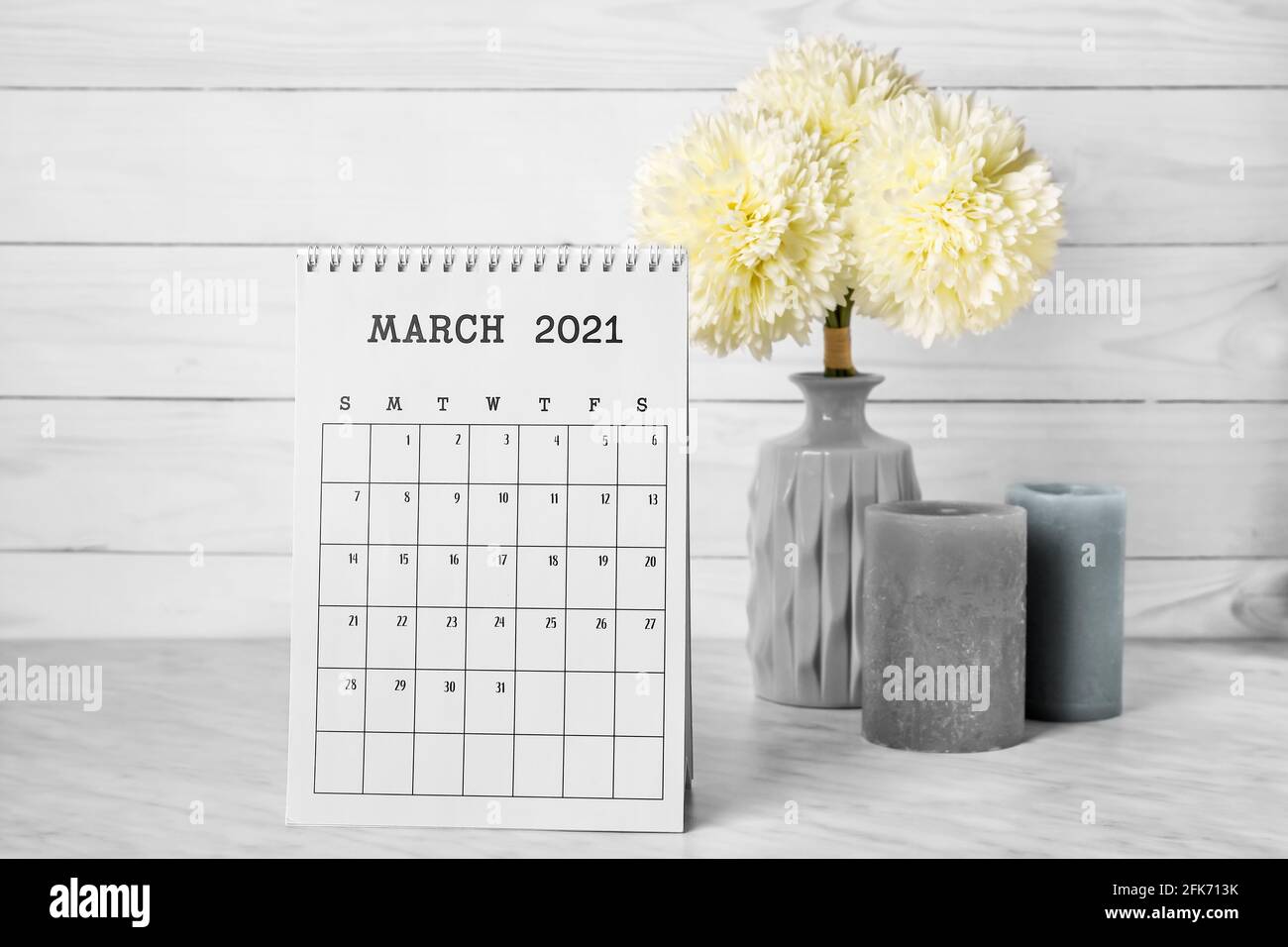 Flip paper calendar on table Stock Photo - Alamy