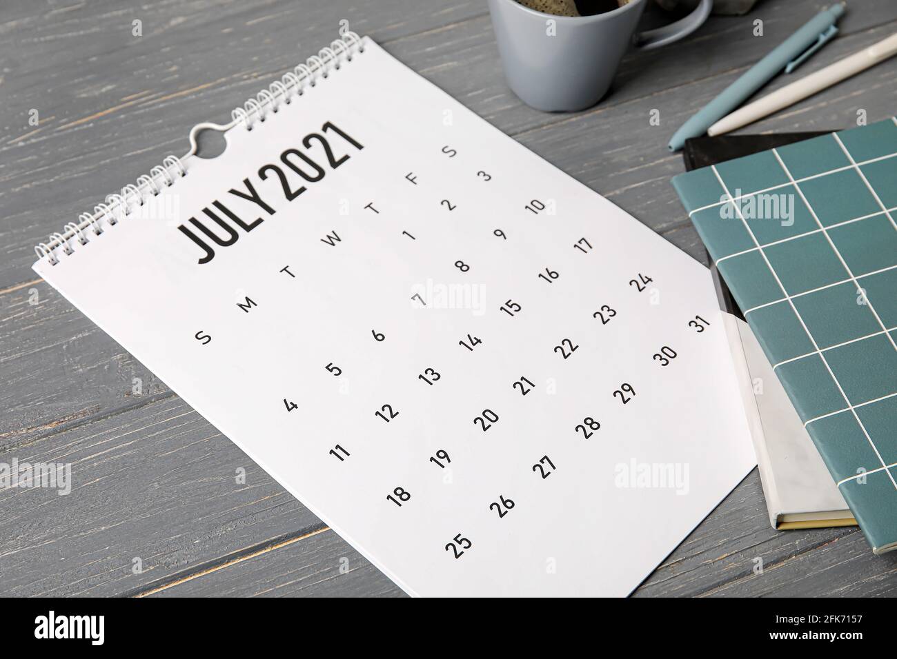 Paper flip calendar desk hi-res stock photography and images - Alamy