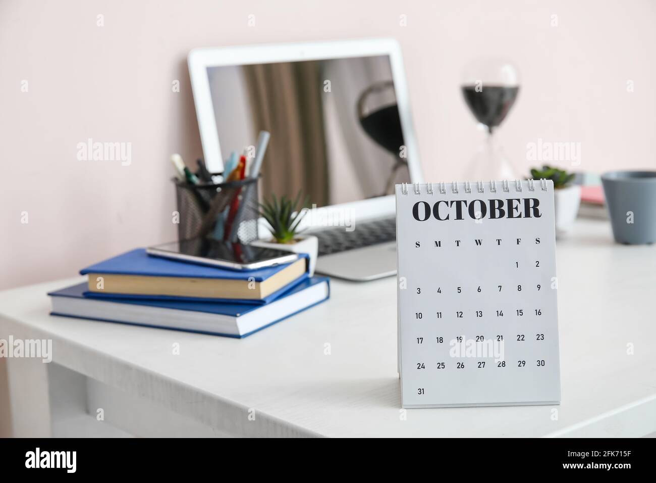 Paper flip calendar desk hi-res stock photography and images - Alamy