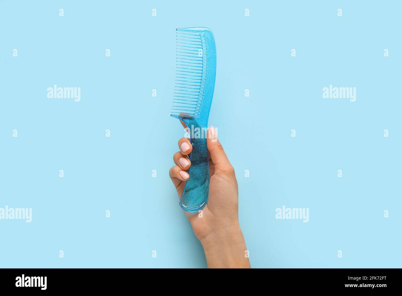 Human hand holding hair comb hi-res stock photography and images - Alamy