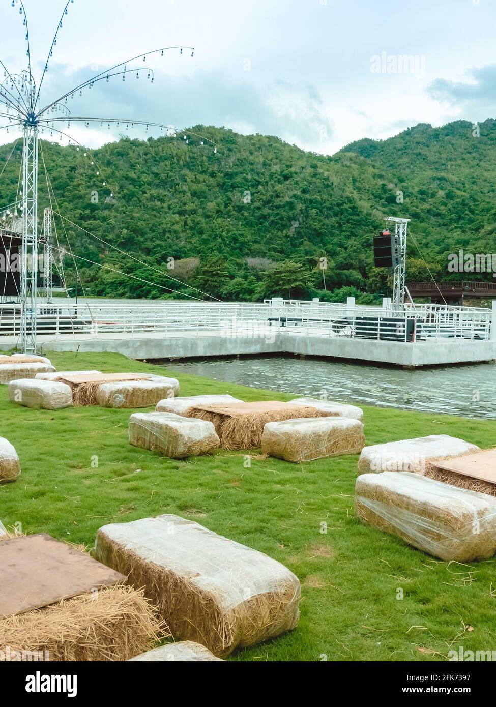 Plastic straws pile table hi-res stock photography and images - Alamy