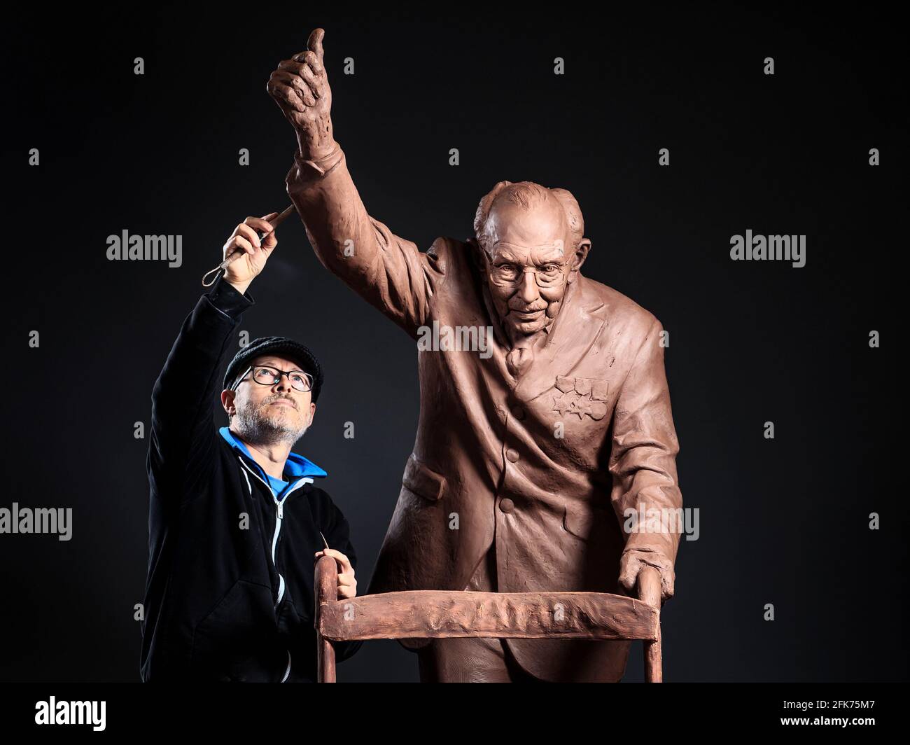 Captain sir tom moore statue hi-res stock photography and images - Alamy