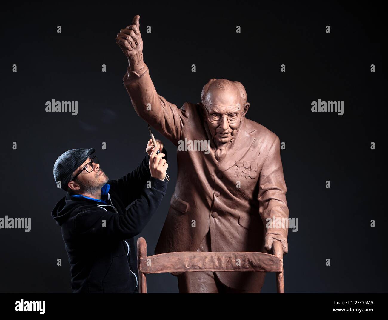 Captain sir tom moore statue hi-res stock photography and images - Alamy