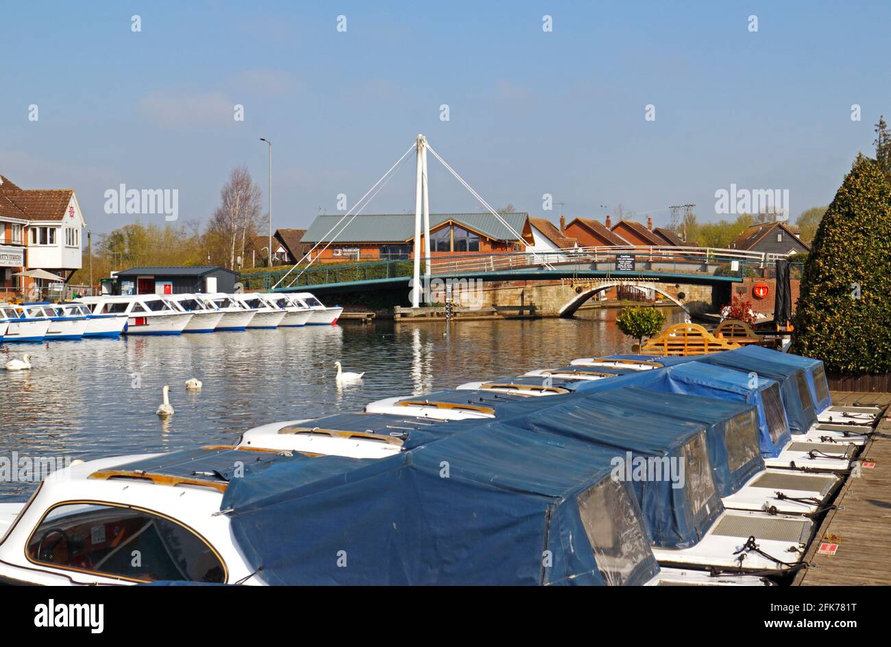 A view of the Wroxham Bridge crossing for the A1151 road over the River ...