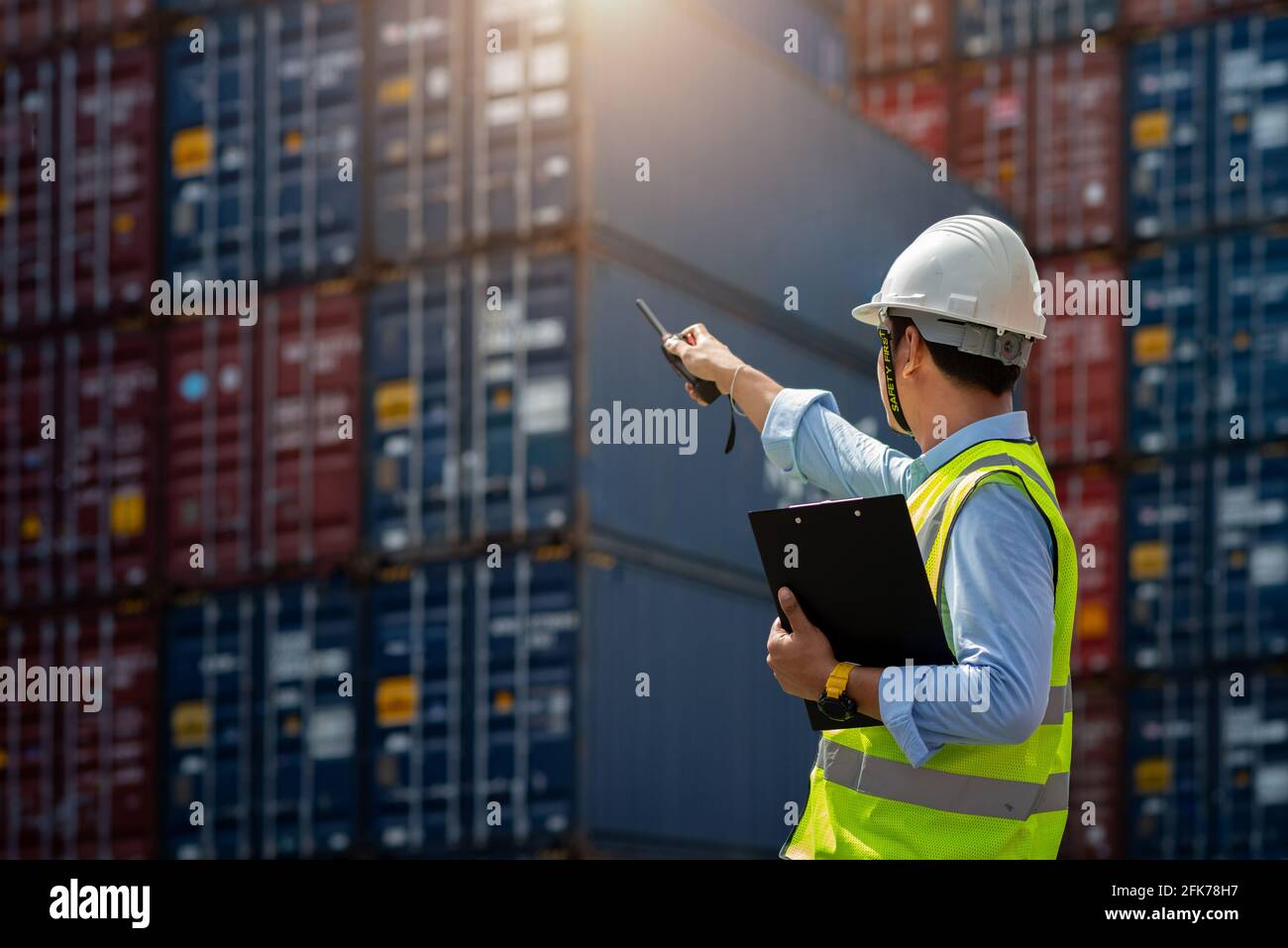 Foreman control loading Containers box to truck for Logistic Import ...