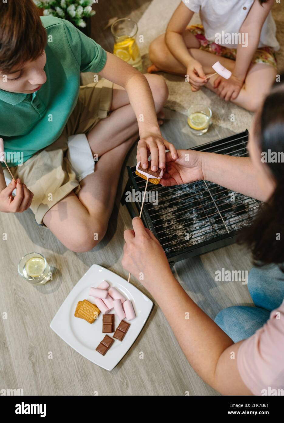 Cooking smores hi-res stock photography and images - Alamy