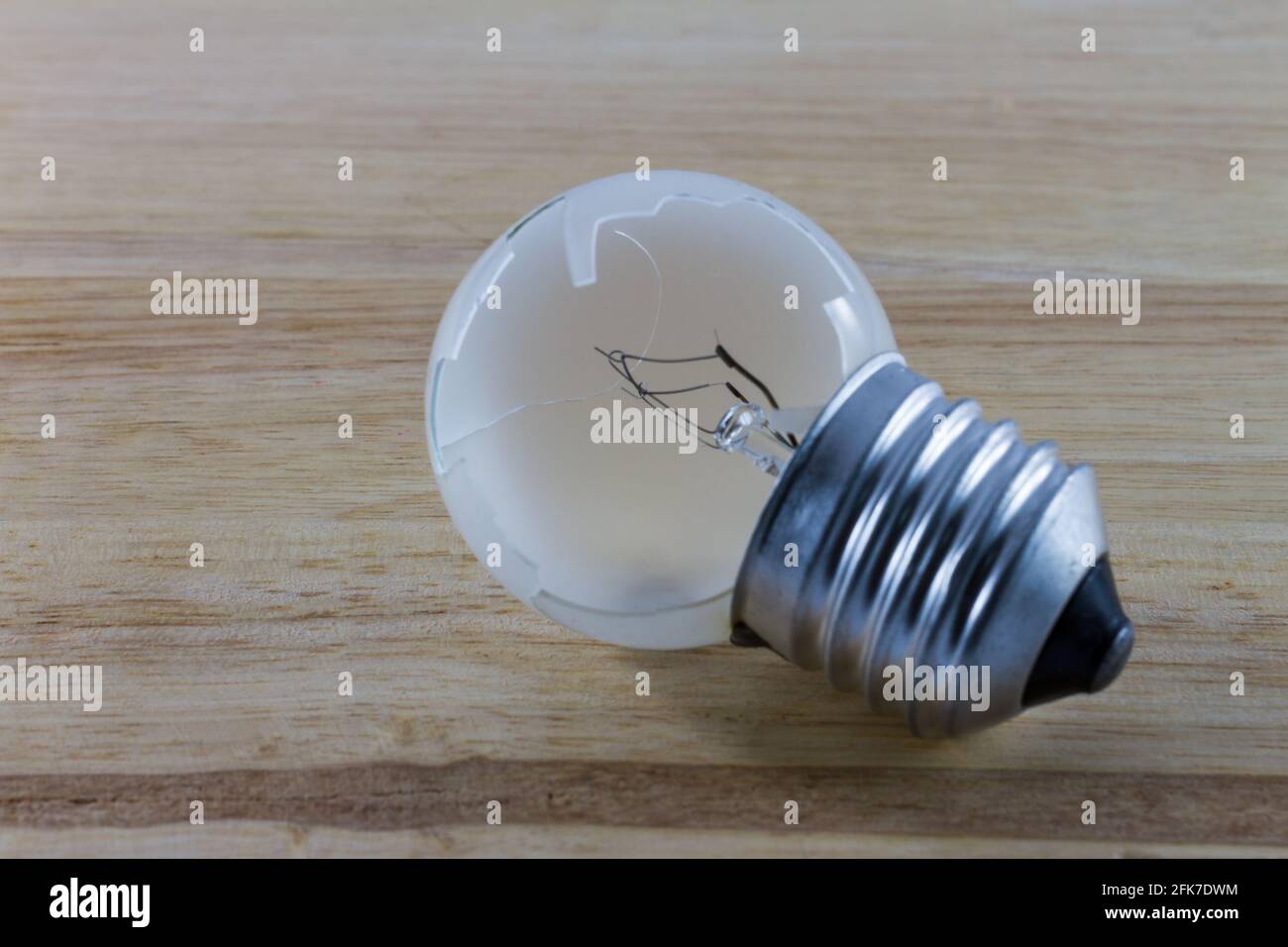 Broken lightbulb hi-res stock photography and images - Alamy