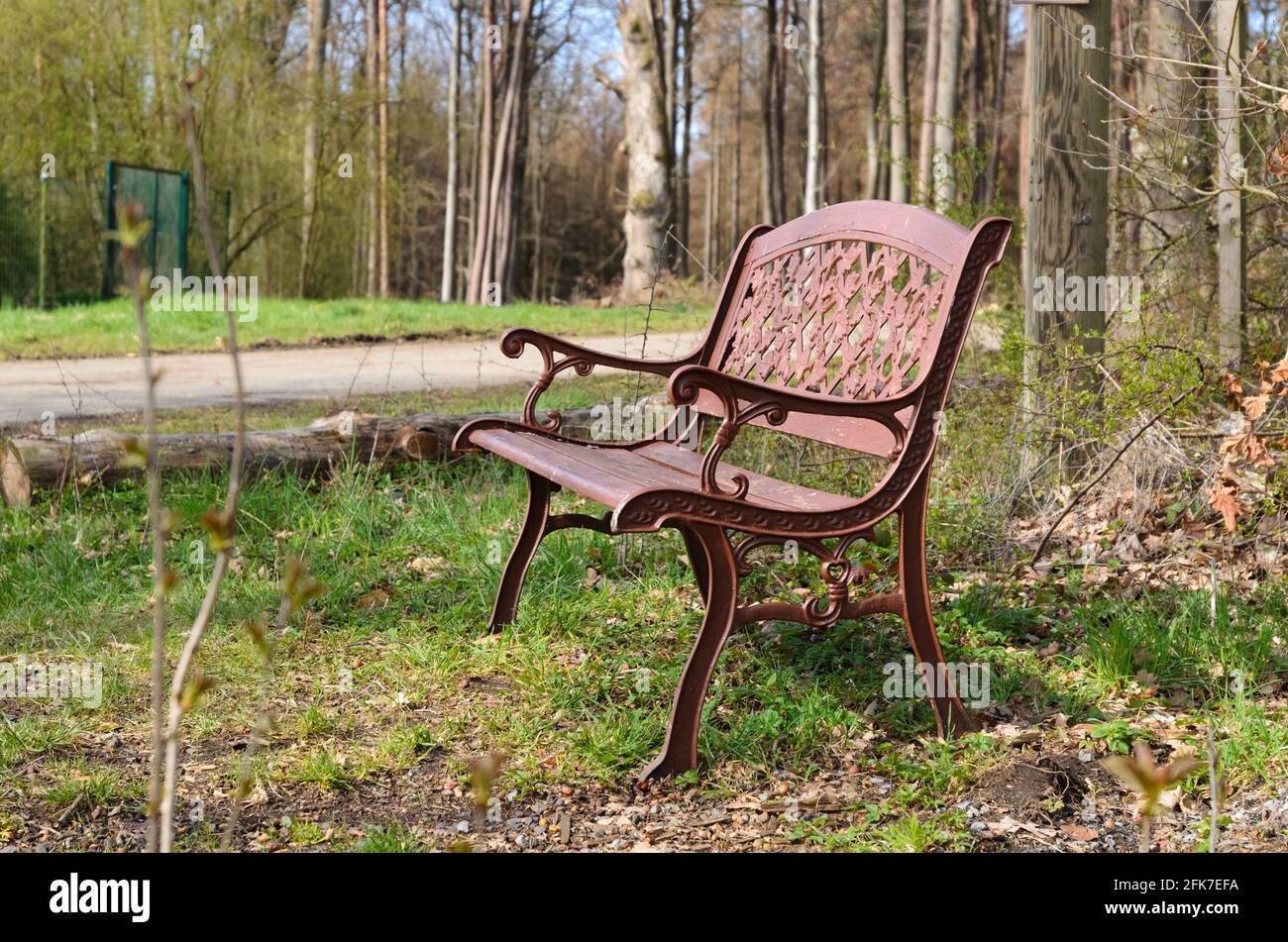 Metal park bench hi-res stock photography and images - Alamy