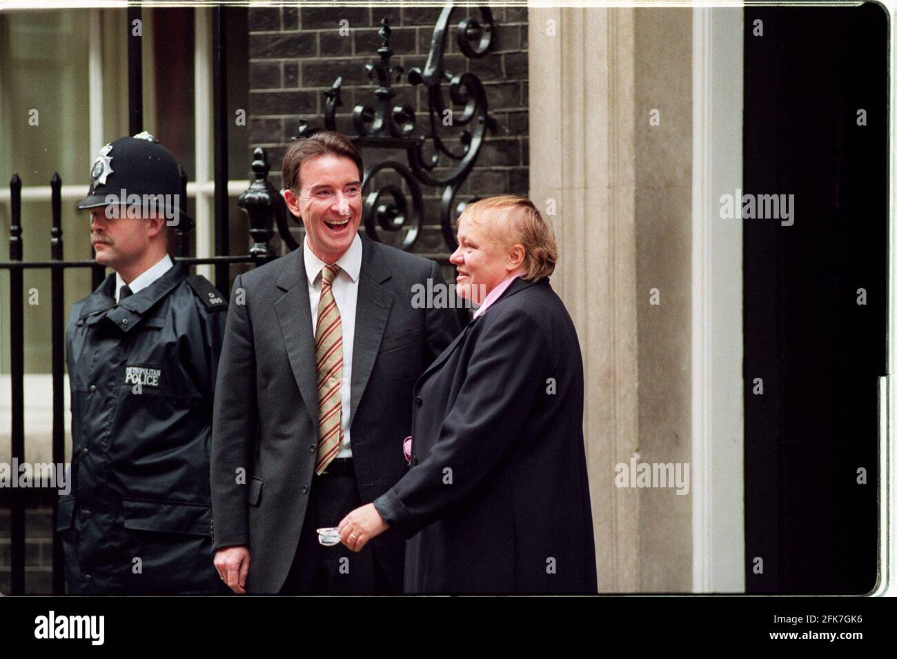 Peter Mandelson MP joins Mo Mowlam MP October 1999on the steps of ...