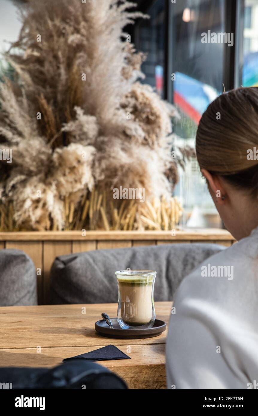 Woman sitting back view bar hi-res stock photography and images - Alamy