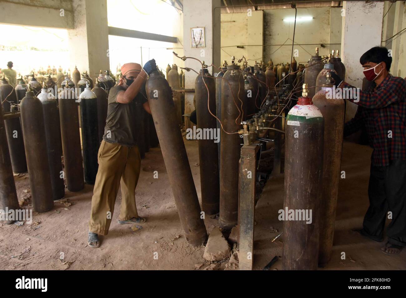 Oxygen cylinder refilling hi-res stock photography and images - Alamy