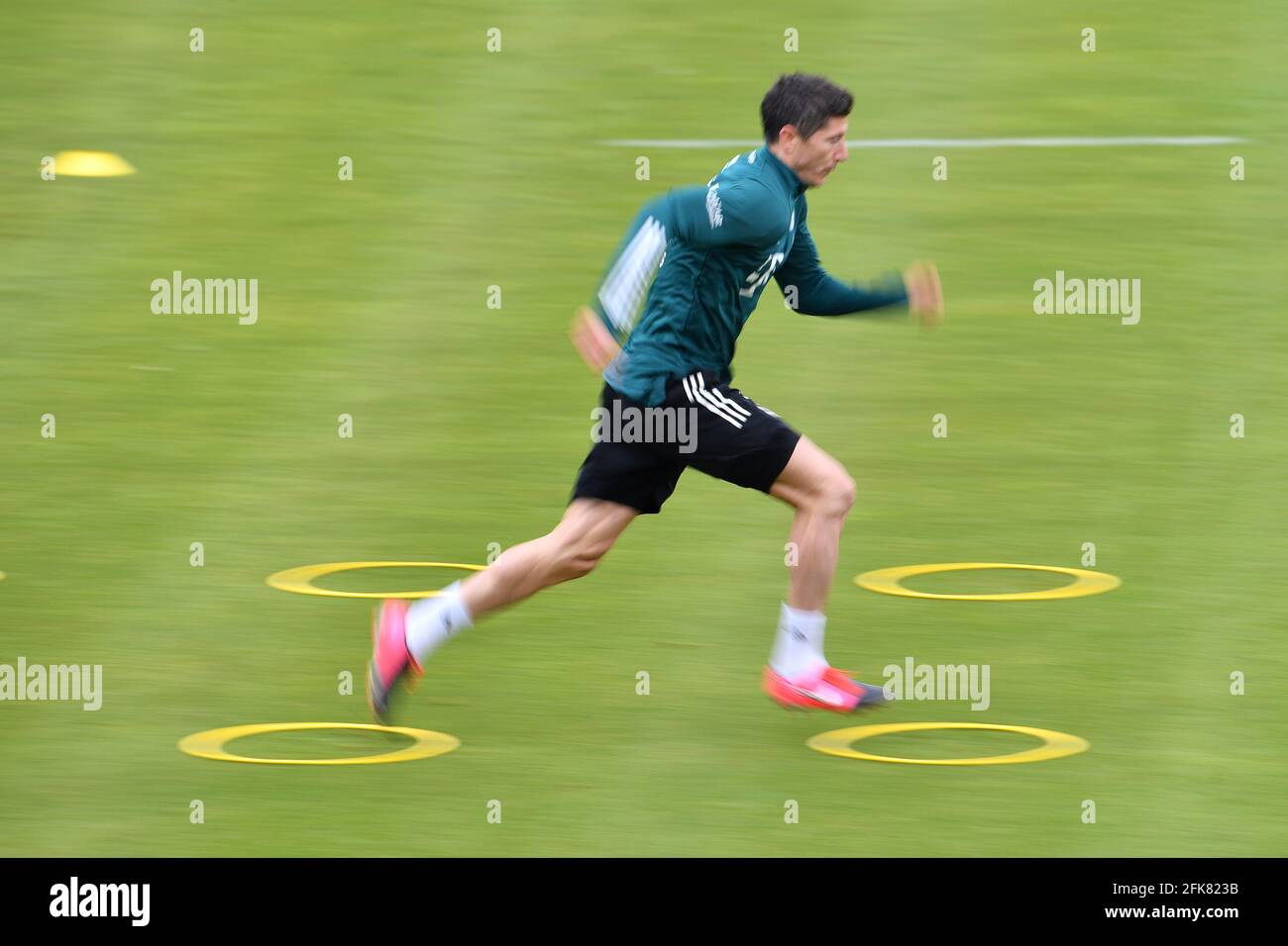 Robert LEWANDOWSKI (FC Bayern Munich), sprint training action, single ...