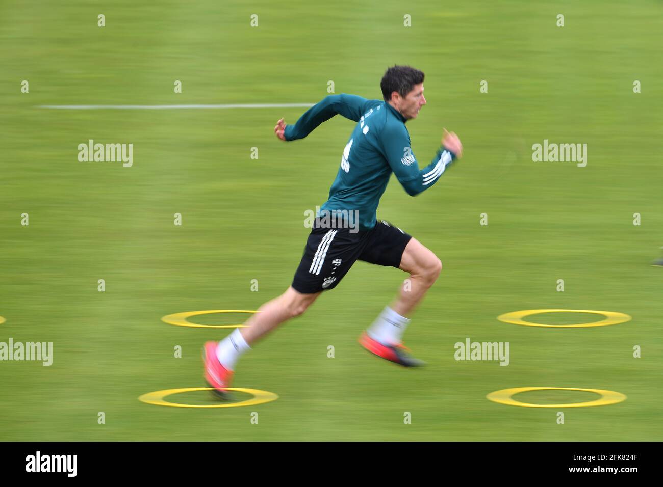 Robert LEWANDOWSKI (FC Bayern Munich), sprint training action, single ...