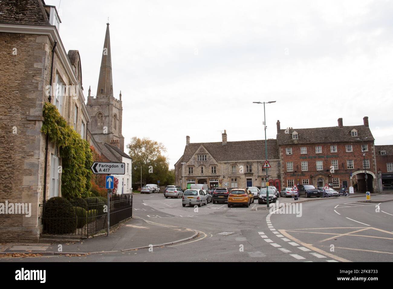 St lawrence church lechlade hi-res stock photography and images - Alamy