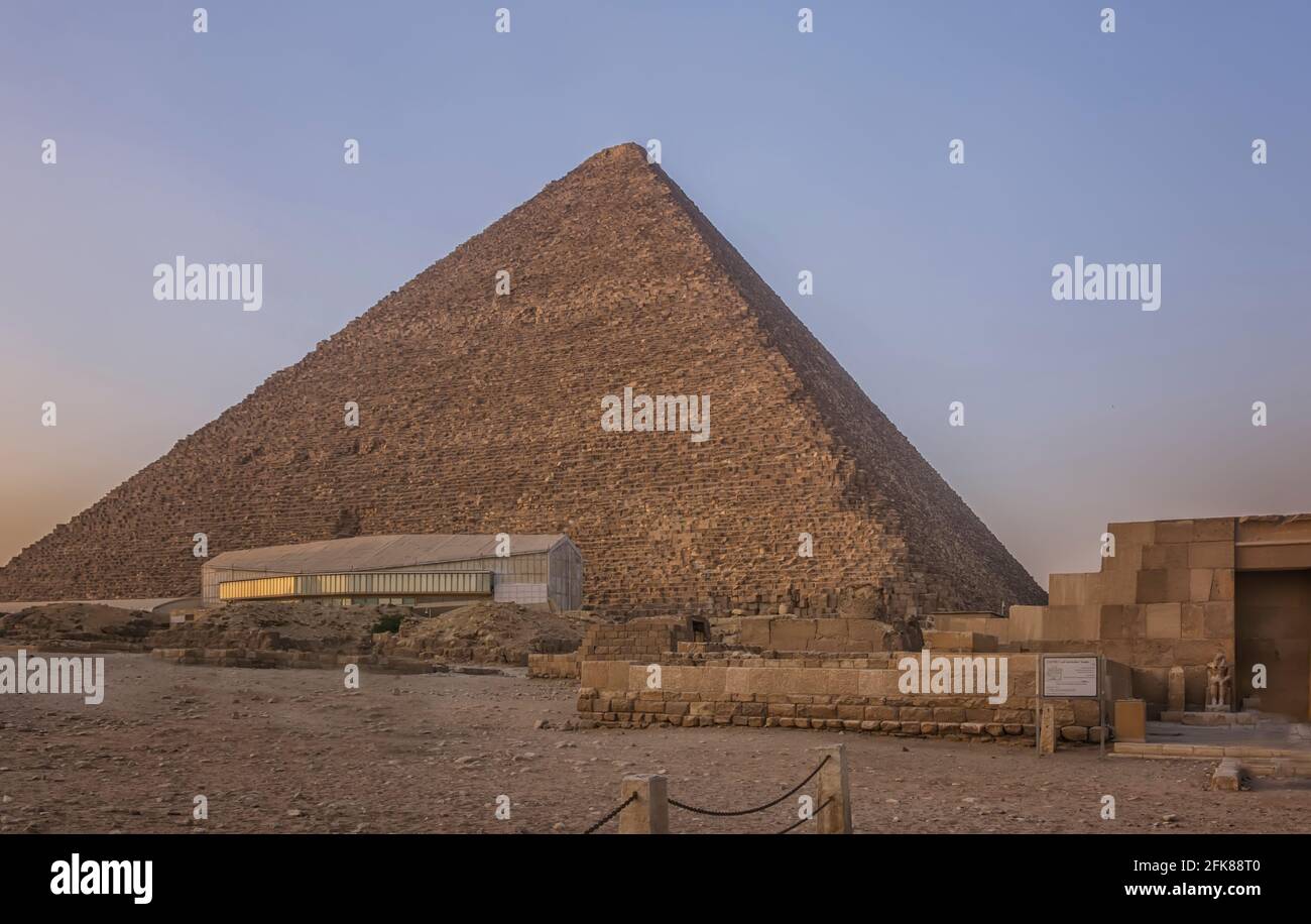 Pharaoh khufu statue hi-res stock photography and images - Alamy