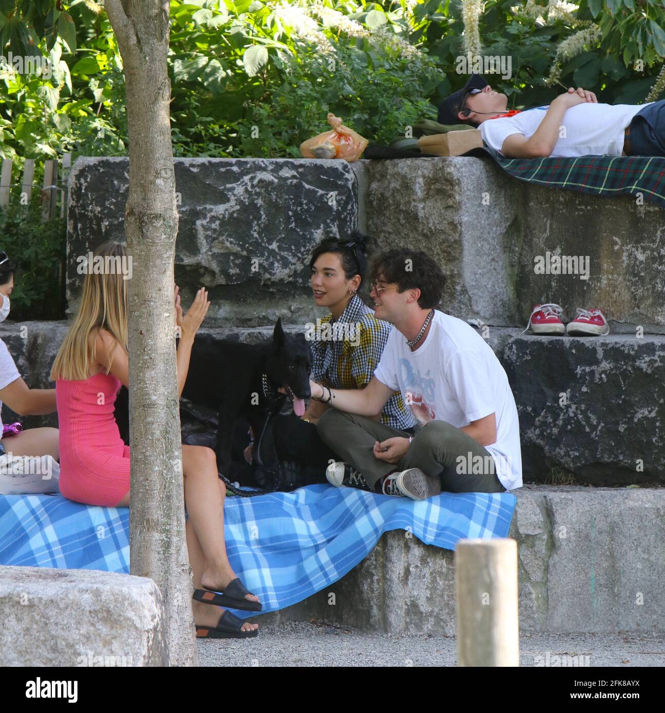 New York - NY - 20200718 - Dua Lipa hanging out with friends at the ...