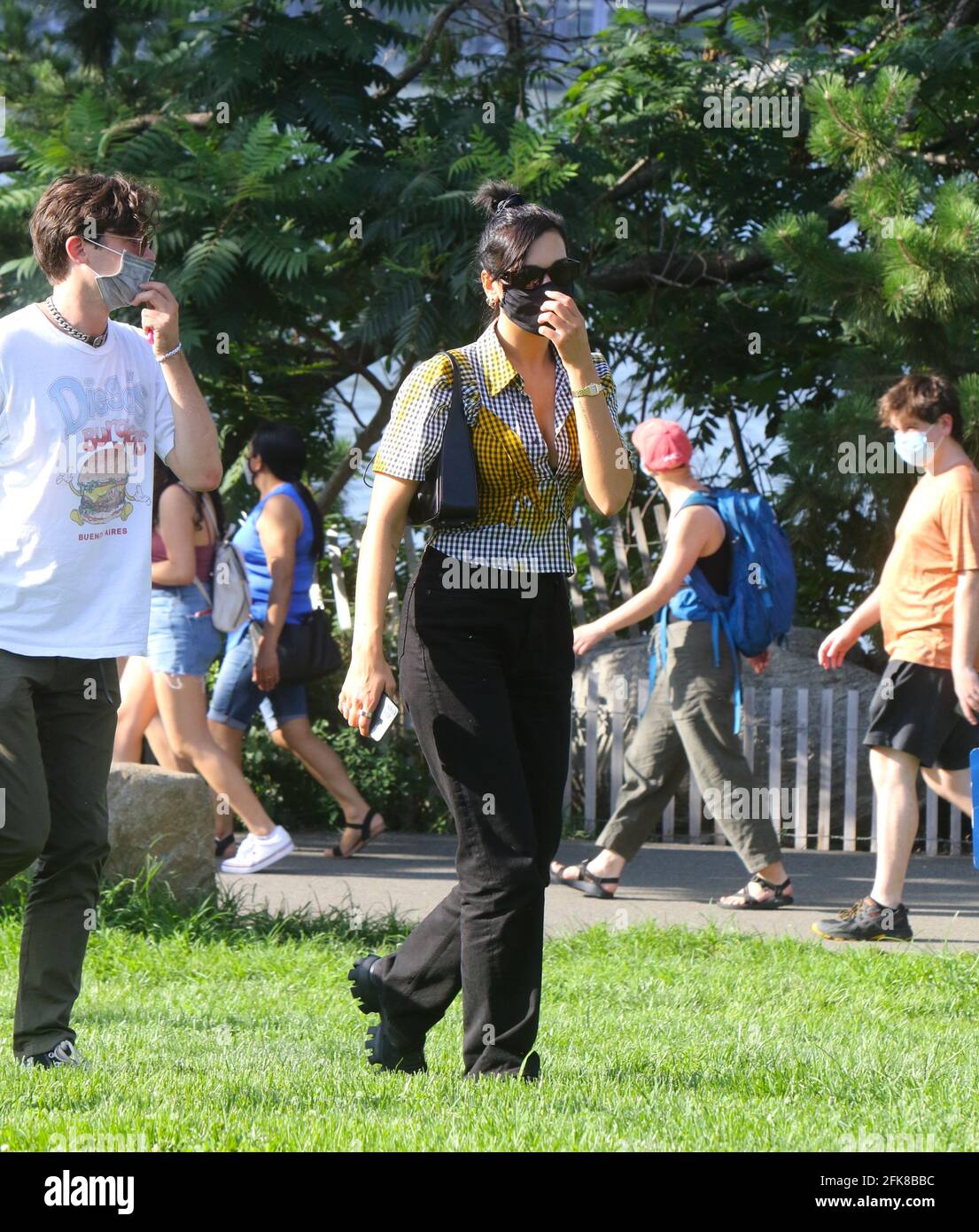 New York - NY - 20200718 - Dua Lipa hanging out with friends at the ...