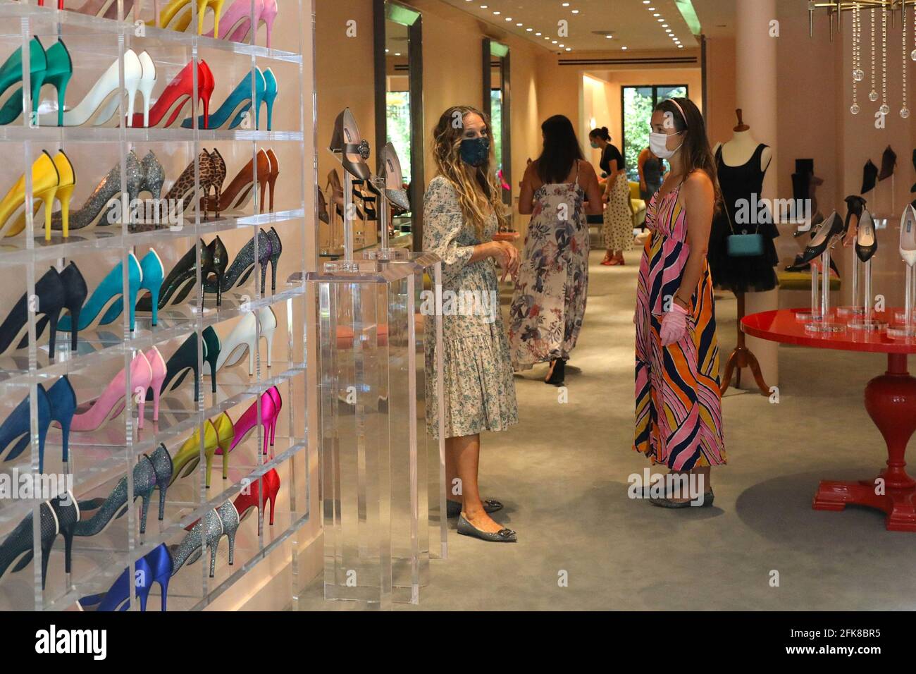 New York - NY - 20200715 Sarah Jessica Parker works the floor while ...