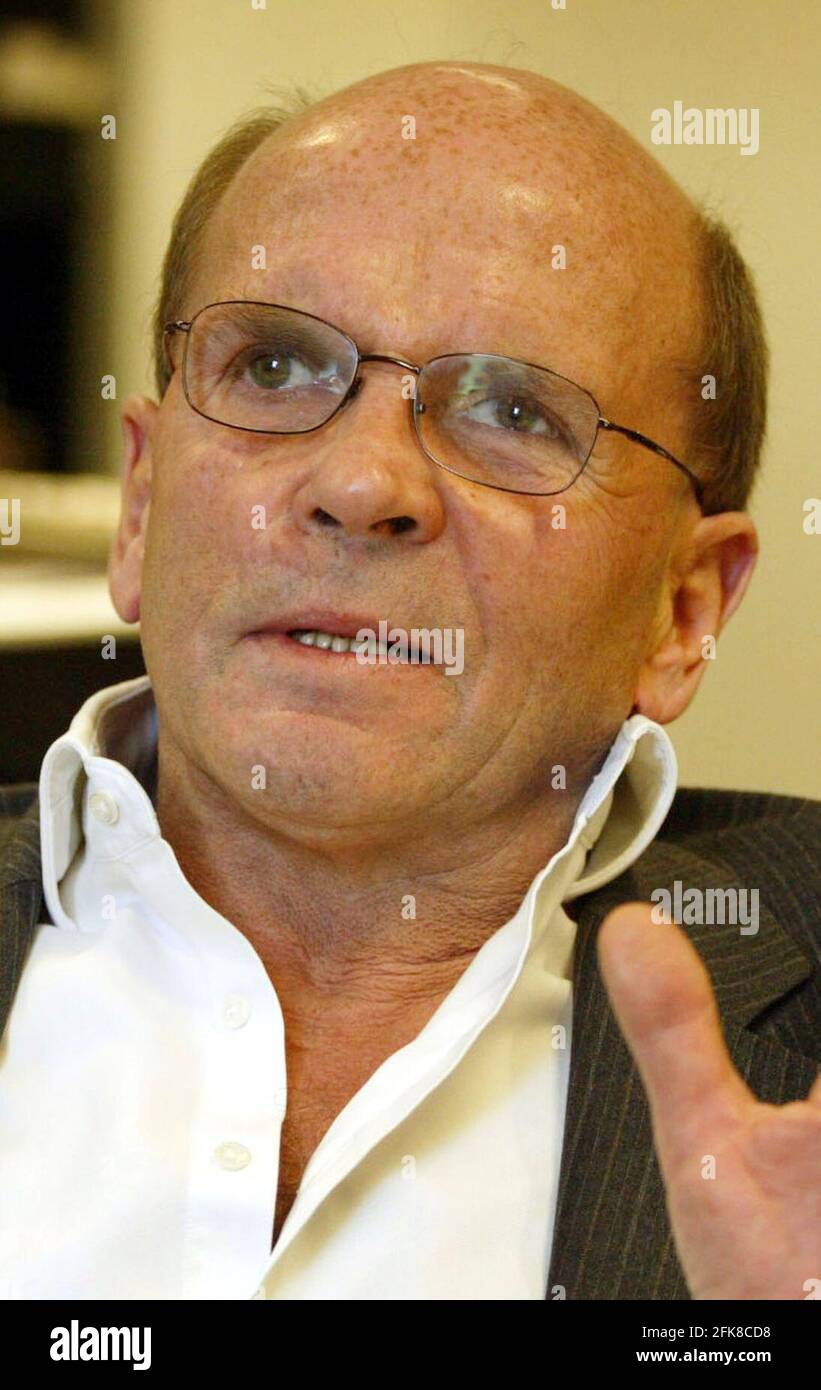 Roger Alton editor of The OBSERVER.pic David Sandison 19/12/2005 Stock Photo - Alamy