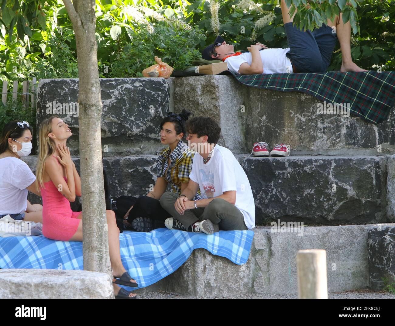 New York - NY - 20200718 - Dua Lipa hanging out with friends at the ...