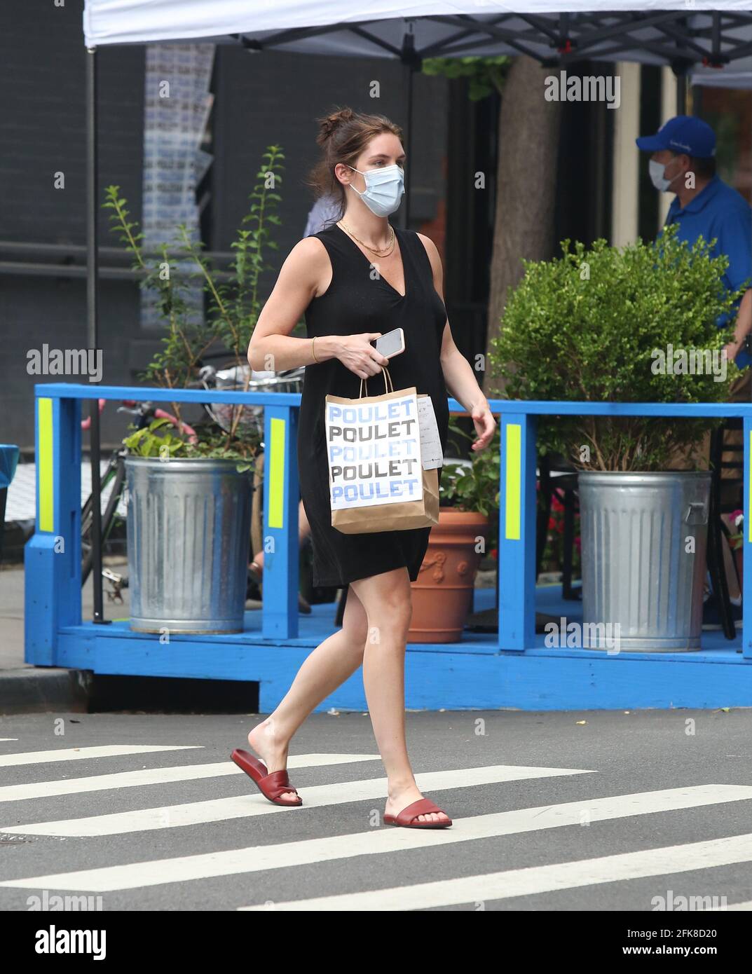 New York - NY - 07/07/2020 - Pregnant Hilary Rhoda Picking Up Takeout ...