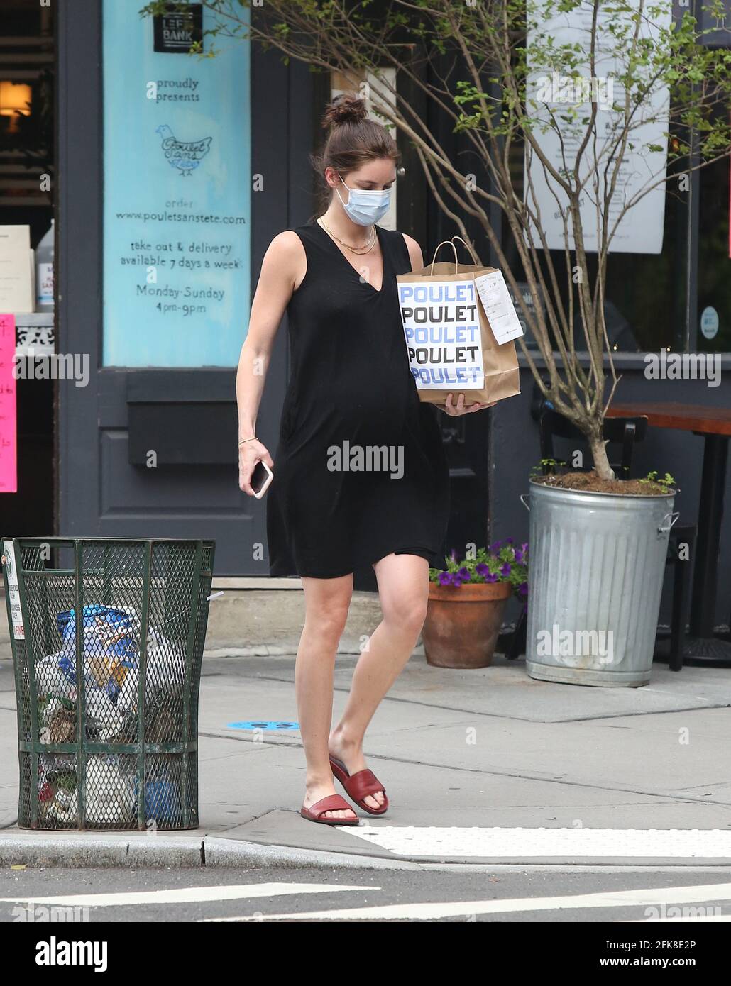New York - NY - 07/07/2020 - Pregnant Hilary Rhoda Picking Up Takeout ...