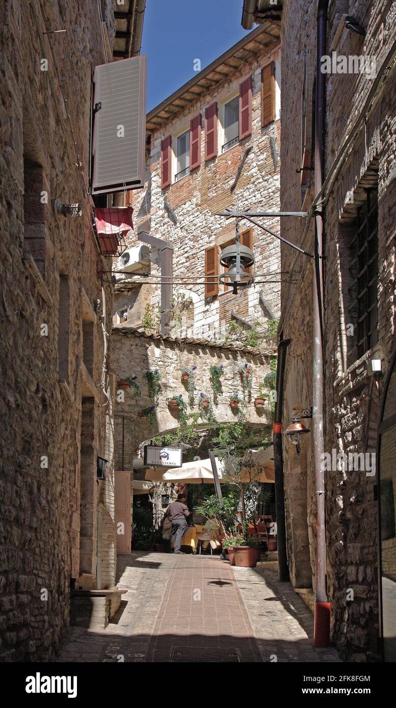 Strasse in der Altstadt von Assisi, Umbrien, Italien Stock Photo - Alamy
